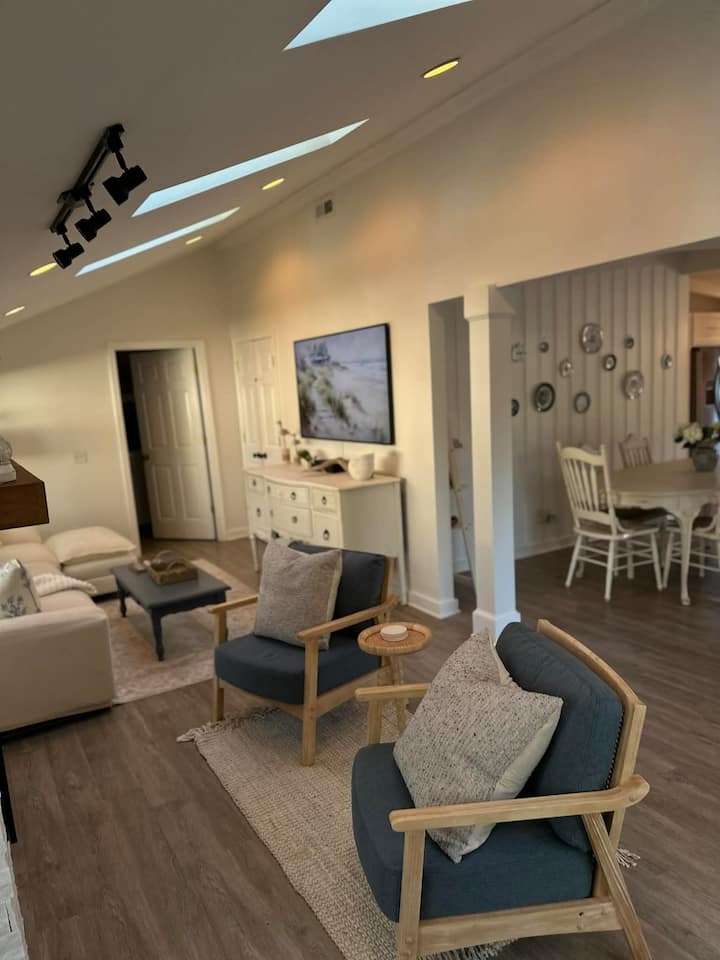Coastal Casa - 5 Min Walk To Beach - $0 Pet Fee - Oak Island, NC