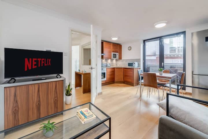 Elegant Barbican Apartment - Spacious And Central - London