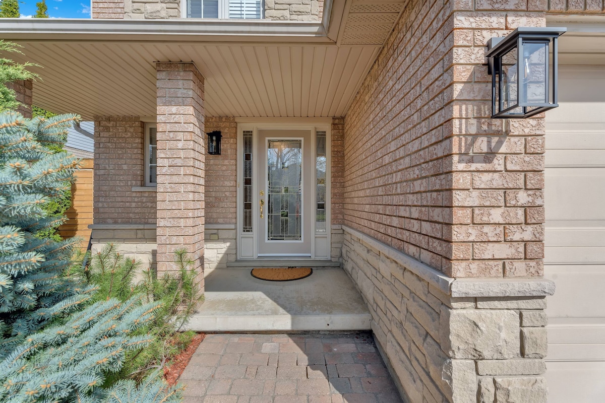 Mount Hope cozy house/ near Hamilton Airport. - Houses for Rent in ...