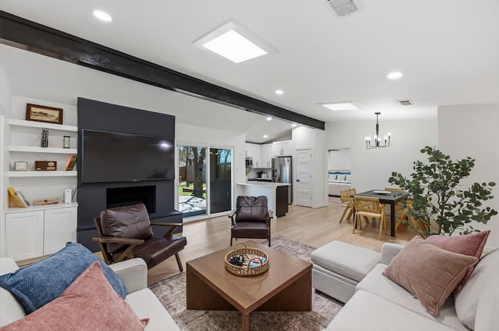 Bright, Airy, Spacious Home Near Downtown Austin! - Austin, TX
