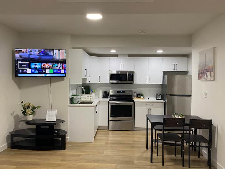 Spacious 2br Suite Minutes From Wem & Henday - Edmonton