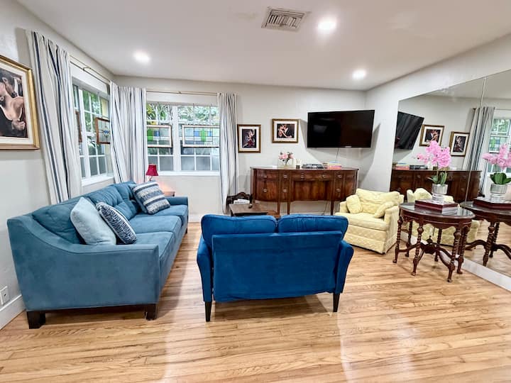 Tango House • Artistic Retreat W/ Hot Tub - Palm Beach, FL