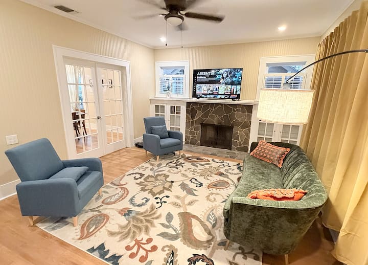 Downtown Bungalow -Walk To Pearl & St. Marys Strip - San Antonio, TX