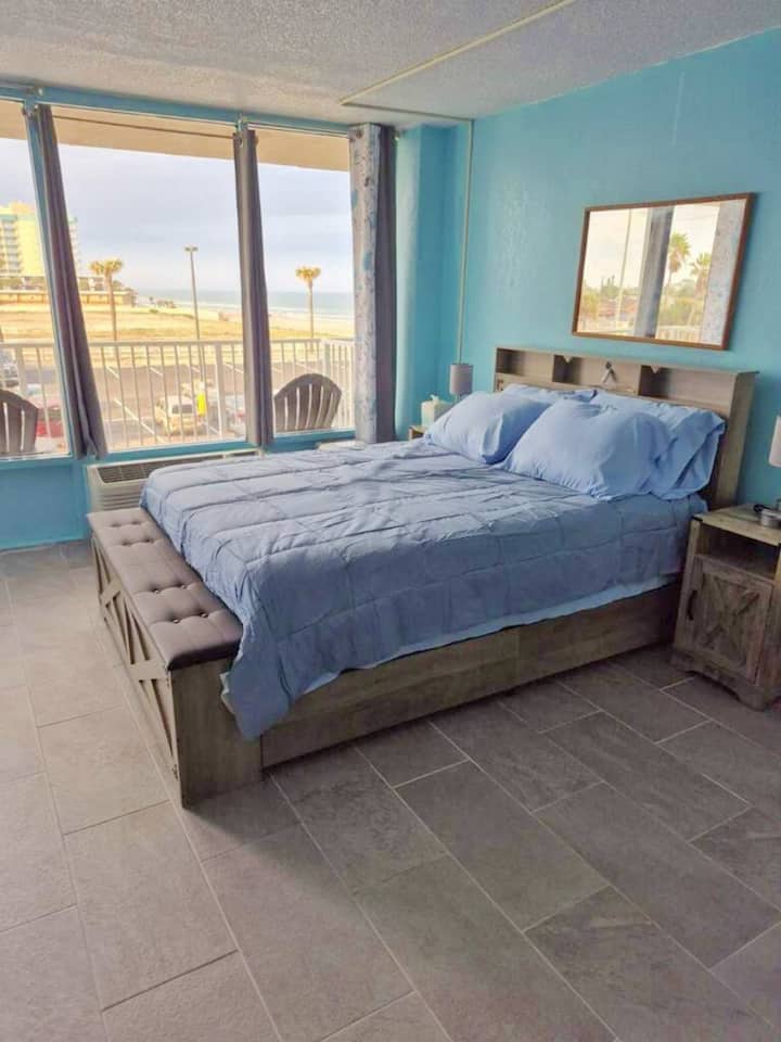 Newly Renovated On The Beach Condo With Ocean View - Daytona Beach Shores, FL