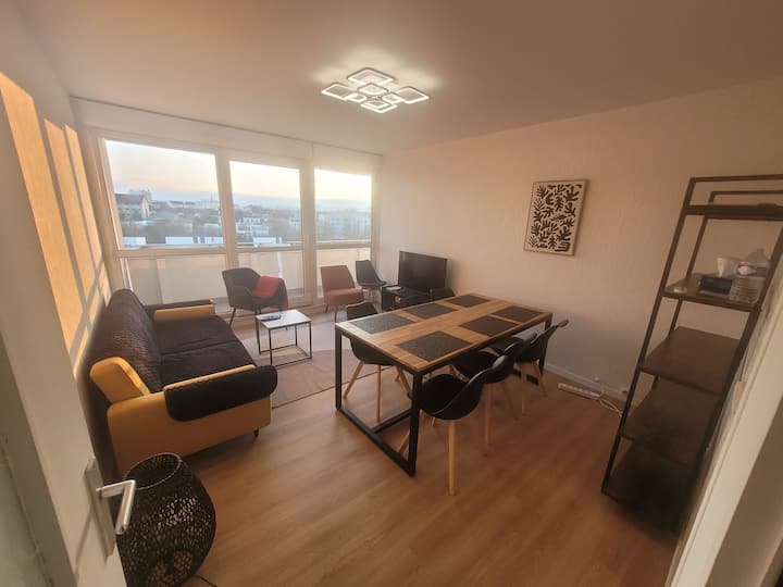 Cosy 4 Bedroom Apartment With A Stretch Balcony - Reims