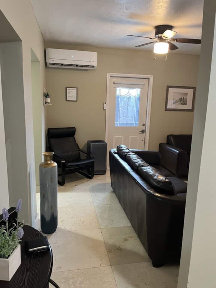 Amazing Little Apartment Close Beaches, Mall - North Miami Beach, FL