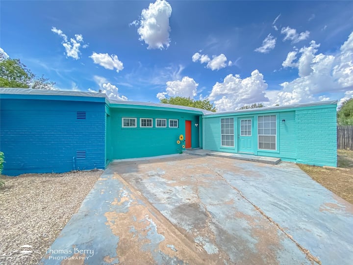 The Retro Blue - Midtown With Room To Gather - Abilene, TX