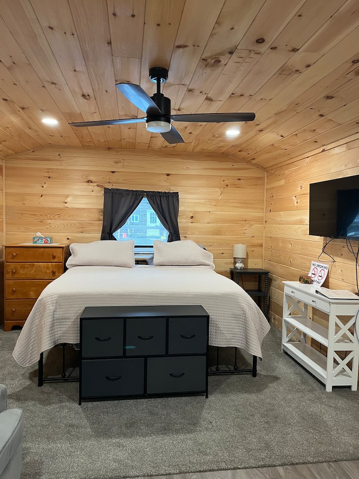 Unit #8. Cute Cozy Comfortable 16x40 Tiny Home - Bombay, NY