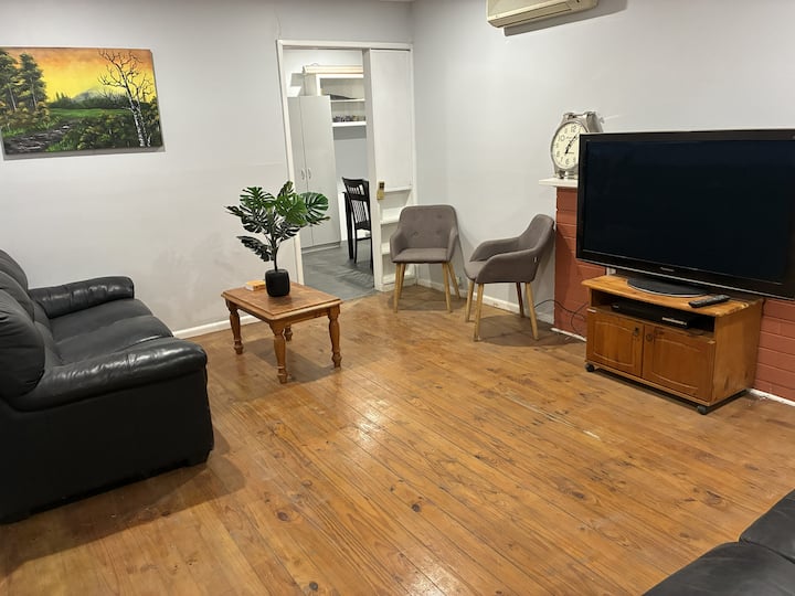 3 Beds With 2 Bathrooms - Deer Park Vic 3023 - Caroline Springs