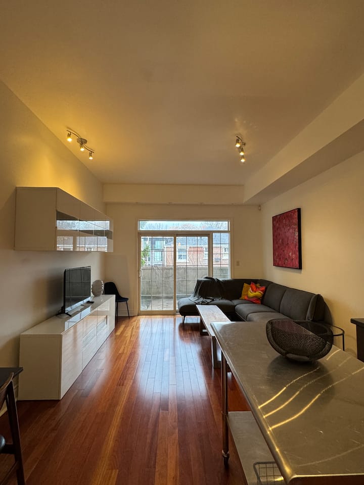 Family Home – Steps To Transit, Parks & Dining - Toronto
