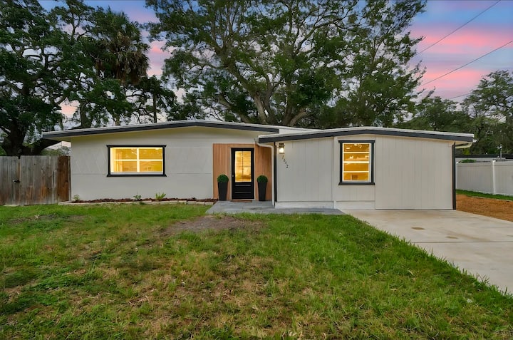 Florida's Quite And Cozy Retreat, Enjoy Yourself - New Port Richey, FL