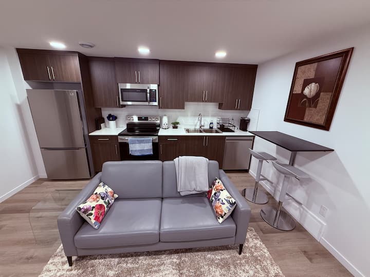 New & Modern Cozy Suite With Full Kitchen - St. Albert