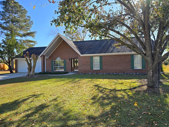 Charming 3br-2ba Home In Douglas W/ Many Amenities - Douglas, GA