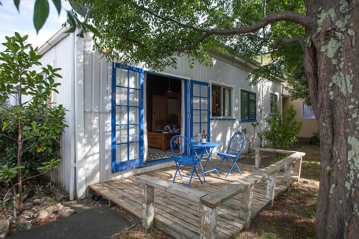 Bach Boy Charlie - Napier