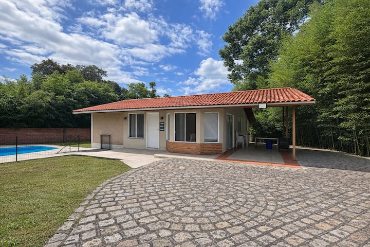 Casa Com Piscina Em Chácara - Santa Felicidade - Curitiba
