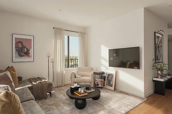 Luxury 2bdr (Parking, Gym, Pool) - Los Angeles, CA