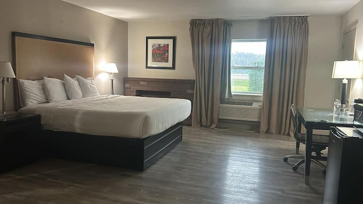 Cozy Private Room At University Inn - Carbondale, IL