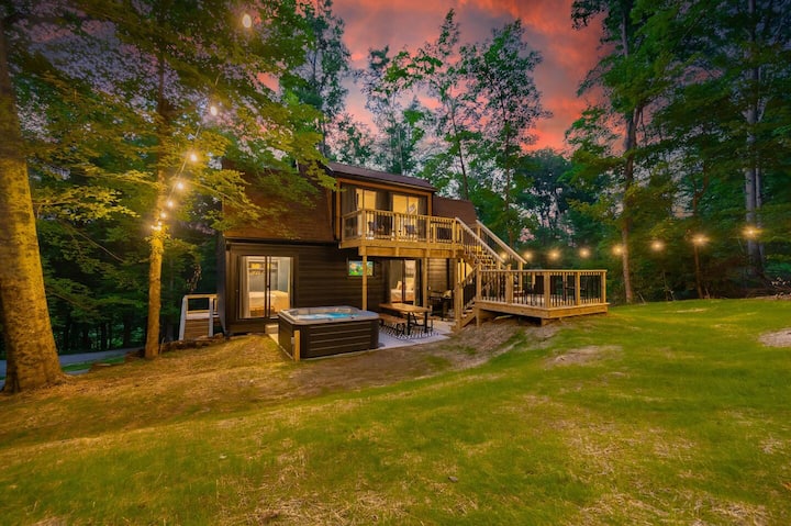 Cozy Hollow Cabin • Family Getaway W/ Pond & Games - Brown County, IN
