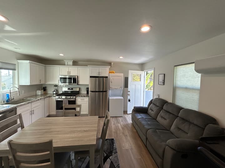 Modern Coastal Cozy Getaway 5 Min Walk To Beach - Huntington Beach, CA
