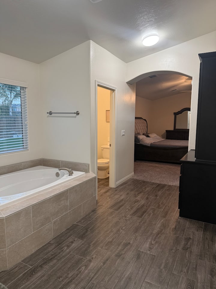 Master Bedroom W/ Private Bath - Bakersfield, CA