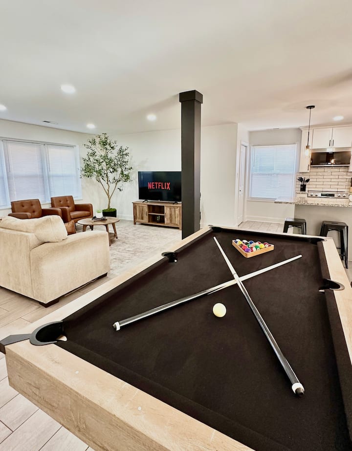 Luxury Southpark Oasis • Pool Table • Sleeps 8 - Charlotte, NC