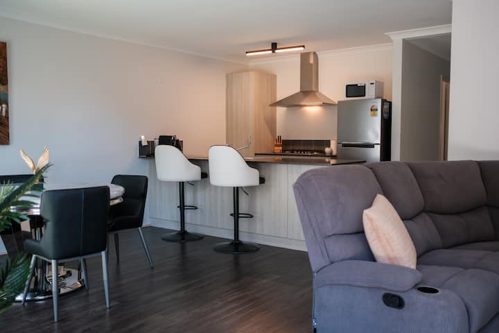 Cosy, Comfortable And Modern 3 Bedroom Home! - Armadale