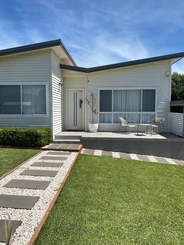 House By The Mountains And Sea - Wollongong