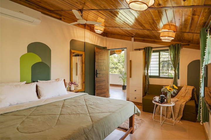 Cozy Balcony Studio Apt W Pool- 5 Mins Ride Beach - Goa