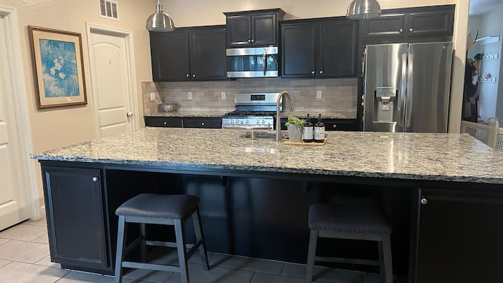 Cozy & Warm Home Near Sequoia National Park - Visalia, CA