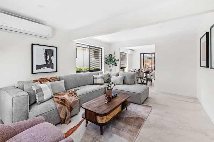Luxury Pool Retreat Near Eateries & Shopping Hub - Brisbane