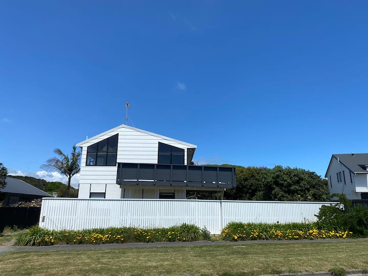 Roomy Peka Peka Beach House - Waikanae
