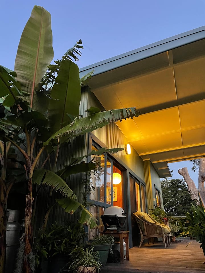 Retro Beach Shack - 1950s Coastal Hideaway - Merimbula