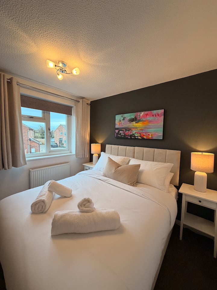 Modern 2 Bedroom House-sleeps 4-garden-parking - St Neots