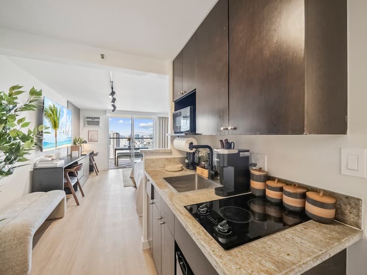 42f Coastal Chic Retreat -Elegant Oceanview Living - Honolulu