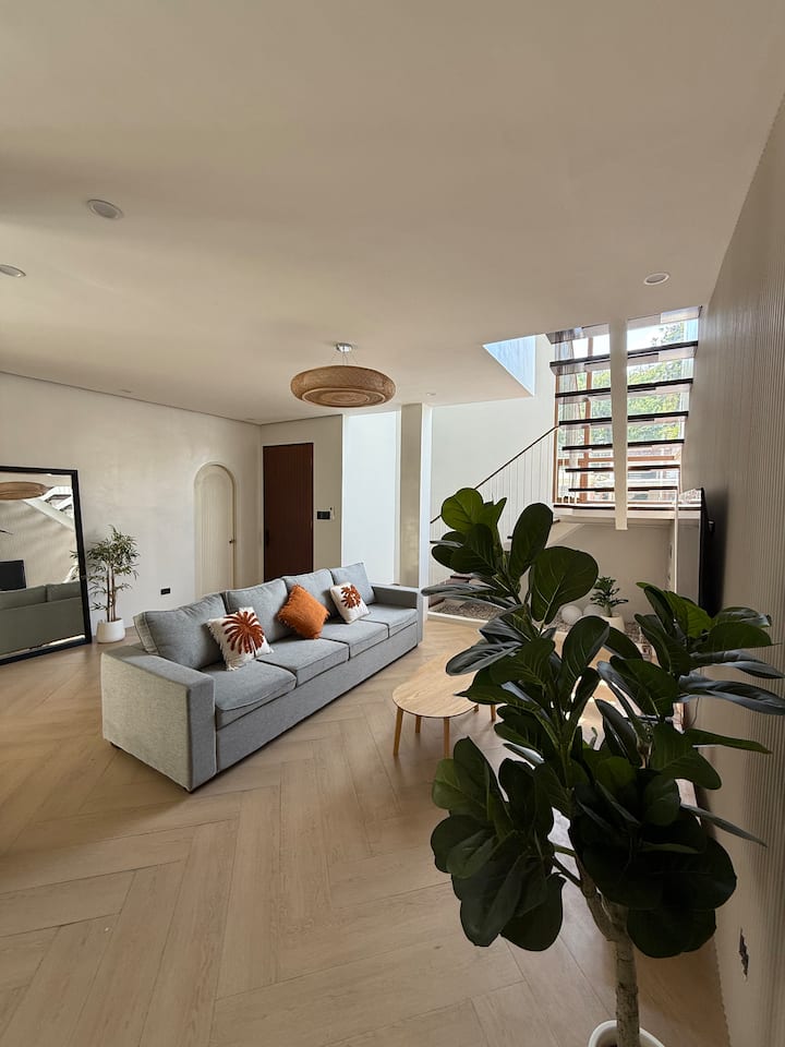 The Topaz Guesthouse (W/ Pool, Parking, Wi-fi) - Philippines