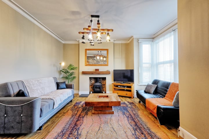 Large 2 Bedroom Flat Near The Beach + Parking - Southend-on-Sea