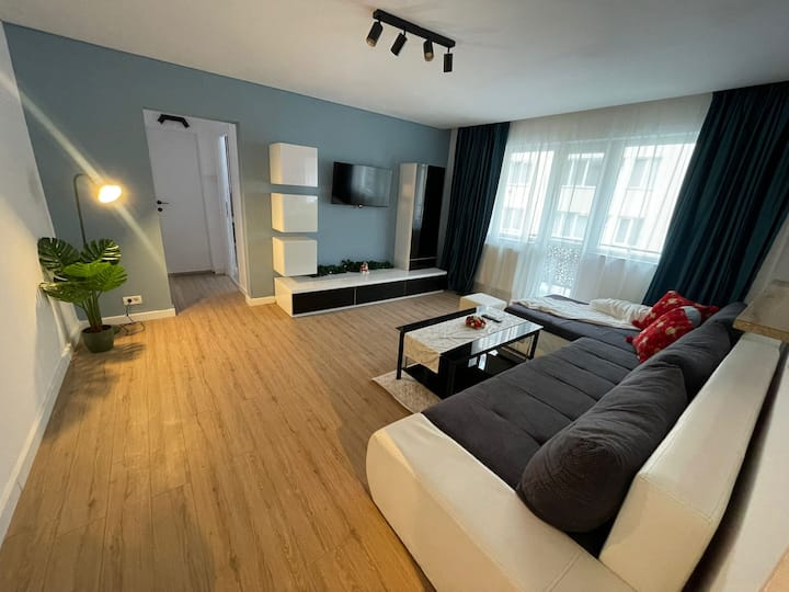 Mia's Apartment - Surduc