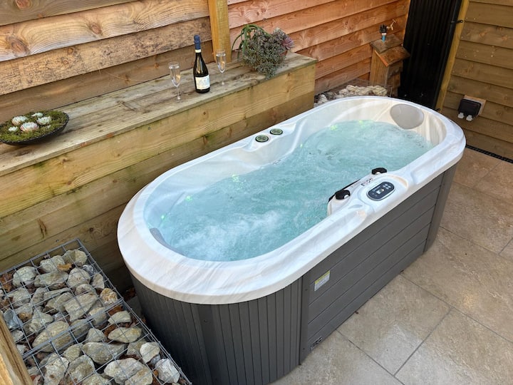 Furzie Forest Retreat~hot Tub~direct Forest Access - Hampshire