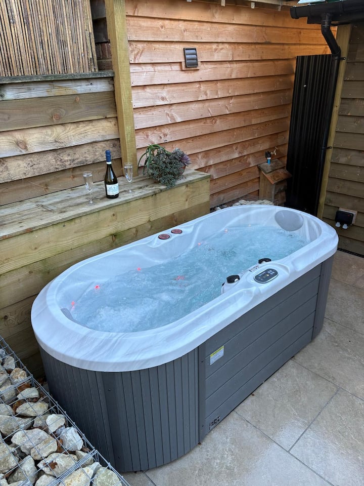 Furzie Forest Retreat~hot Tub~direct Forest Access - Hampshire