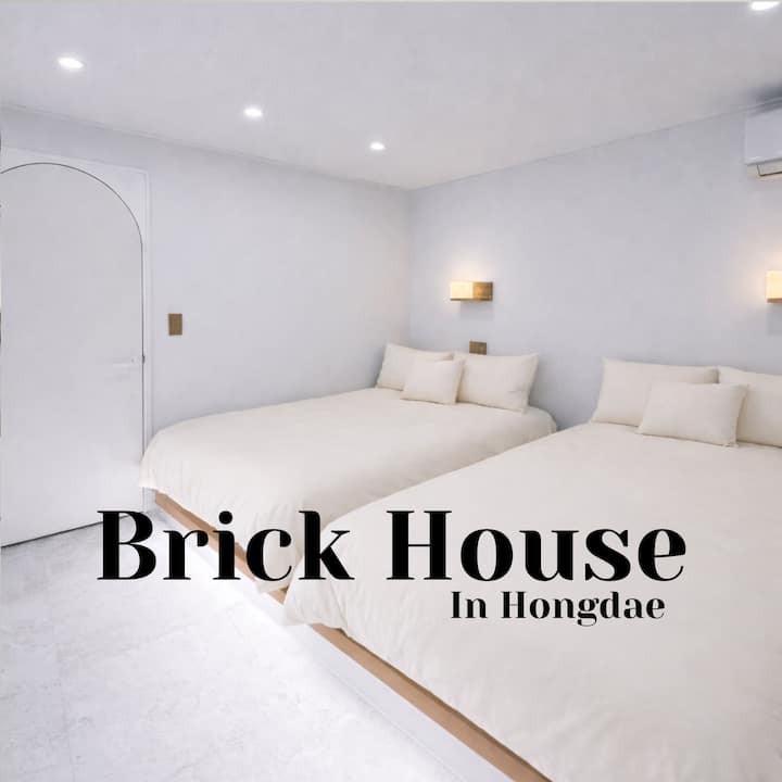 Brick House 홍대역 도보 10초 #Qsize 3bed #홍대 메인거리 #캐리어보관 - Seoul