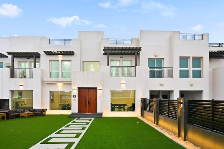 Chic Villa Retreat | Near Downtown | Upgraded - Dubaï