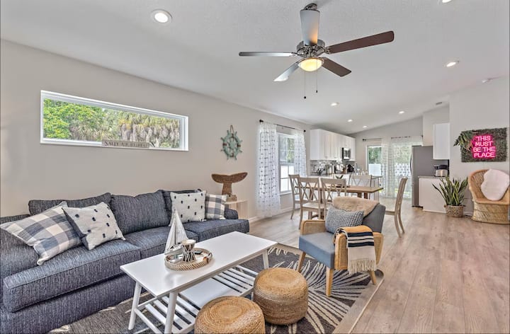 Chic Downtown Gem - The Coconut Hut - Sarasota, FL