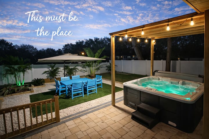 Chic Downtown Gem - The Coconut Hut - Sarasota, FL