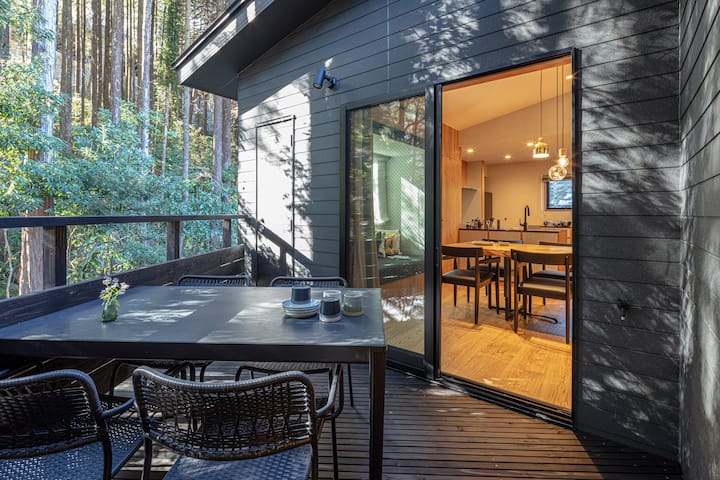 新築1棟 国道1号沿 大きな風呂 全室テラス 最大6名で寛ぐ上質な箱根の貸切極上時間 駐車場2台無料 - 箱根町