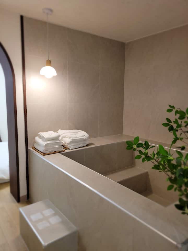 대전감성스파숙소/대형욕조 3개, 방 3개 거실 3개 욕실 3개, 무료주차 4대,파티룸 - Daejeon