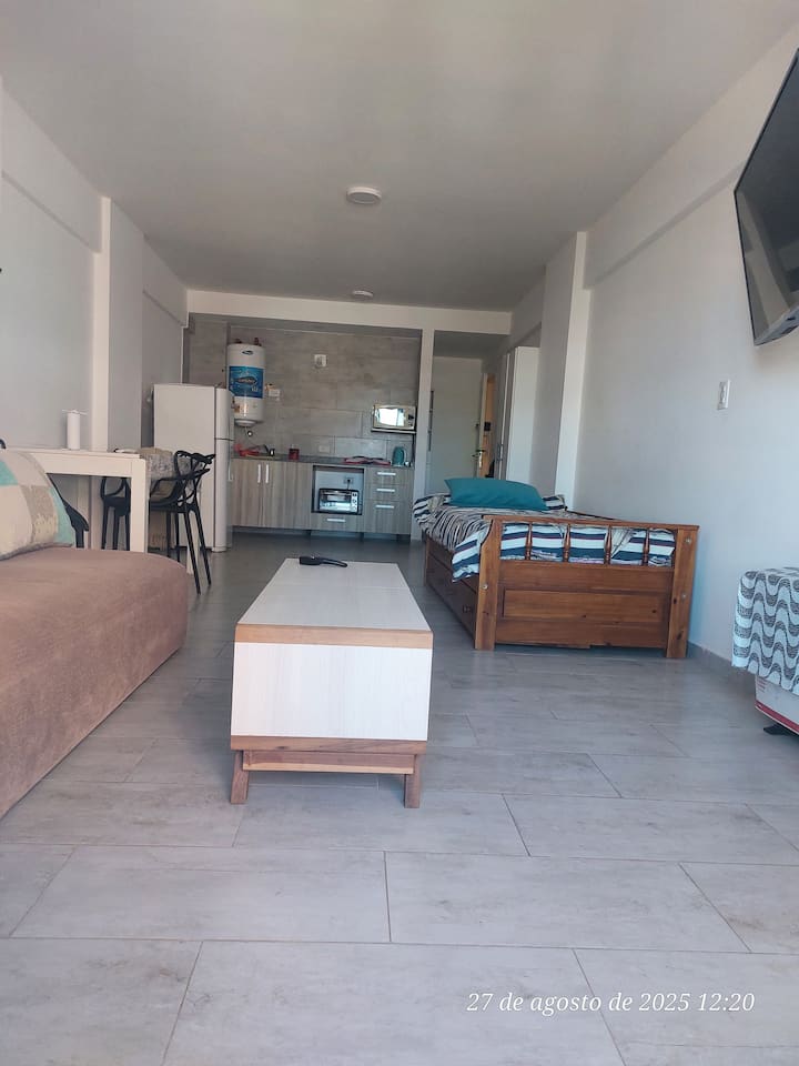 Muy Luminoso, A La Calle, Vista Lateral Al Mar. - Miramar