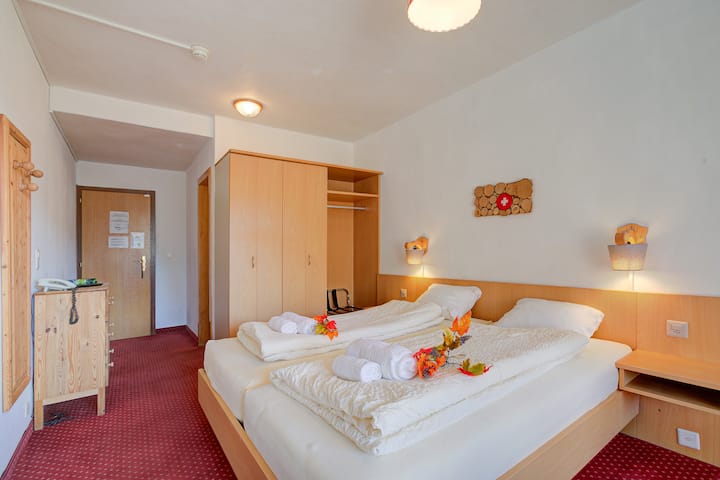 Hotel Relais Alpin Twin Room & Balcony1 - Gstaad