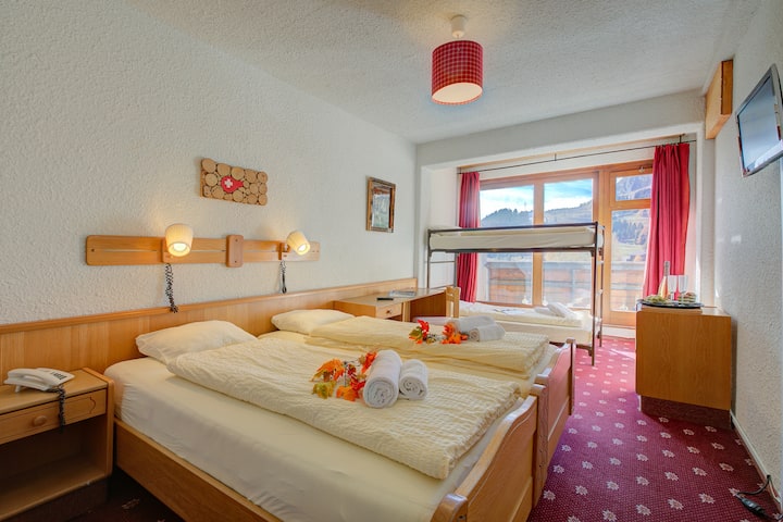 Hotel Relais Alpin Family Room & Balcony2 - Gstaad