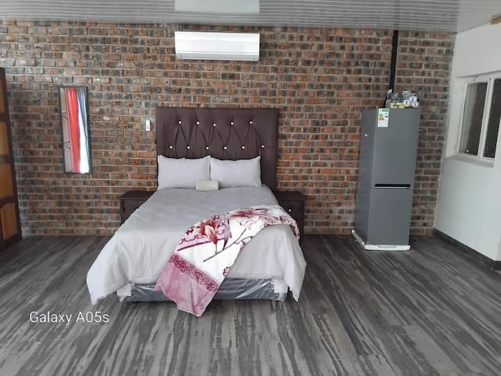 Home Away Lodge - Bloemfontein