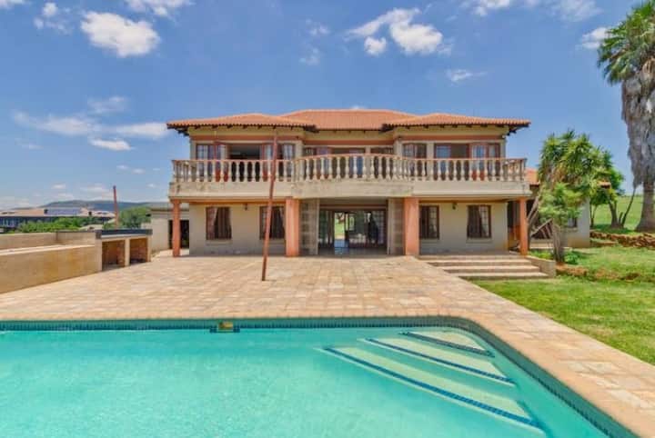 Beautiful 4 Bed Farm Retreat - Krugersdorp